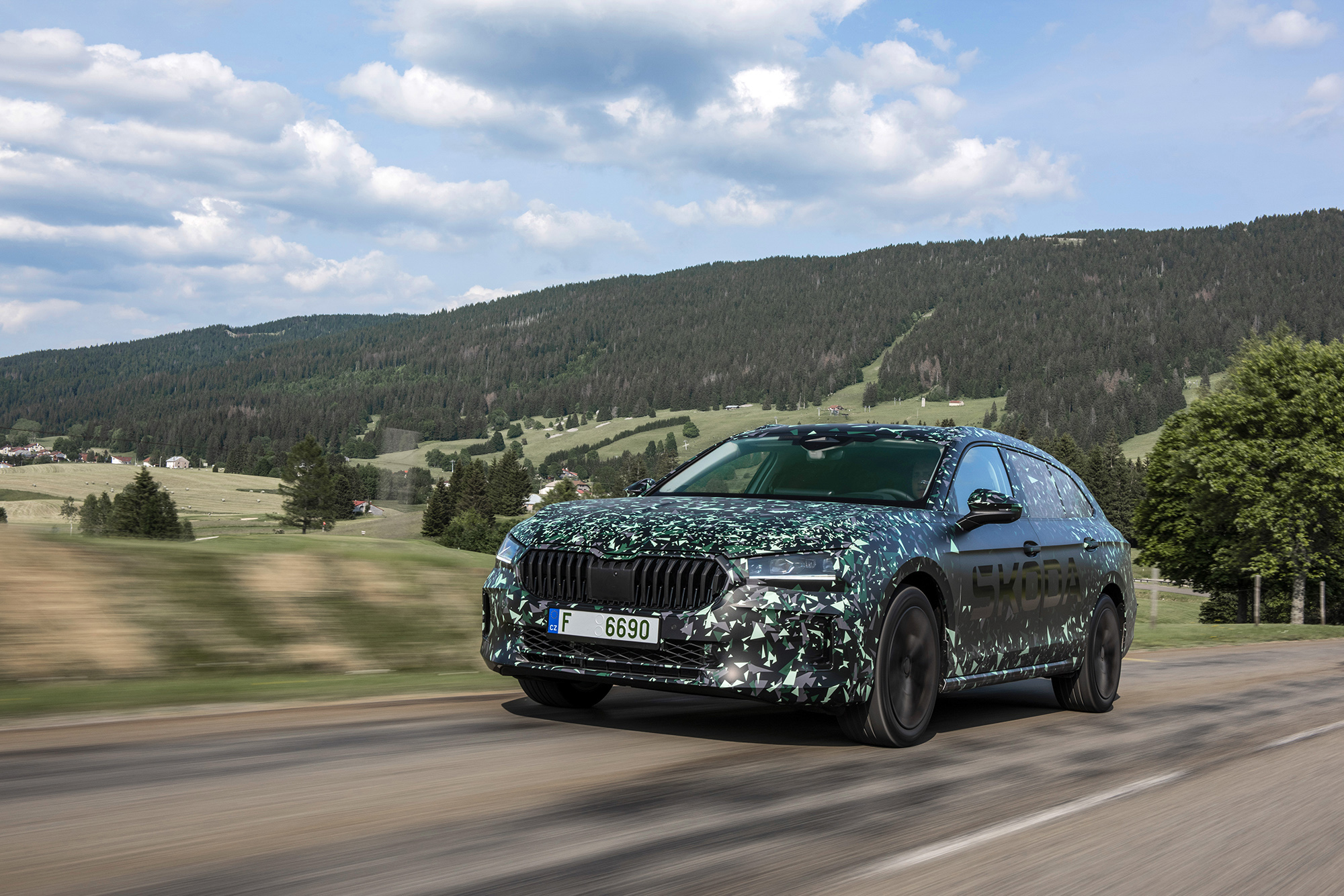 Škoda發佈第四代Superb偽裝照：更寬敞、更舒適、更先進 - 試車頻道 TCar