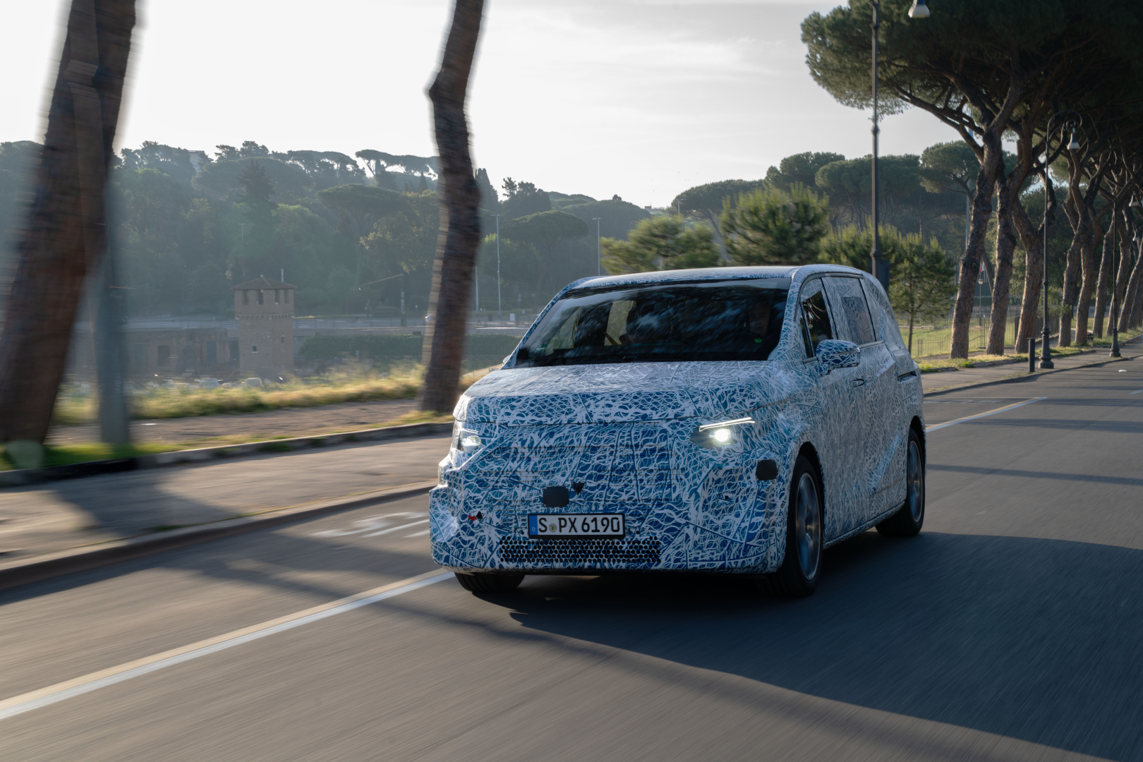 全新電動MPV架構測試中 Mercedes-Benz VLE宣告13小時完成1090km德國至羅馬路程 - 試車頻道 TCar