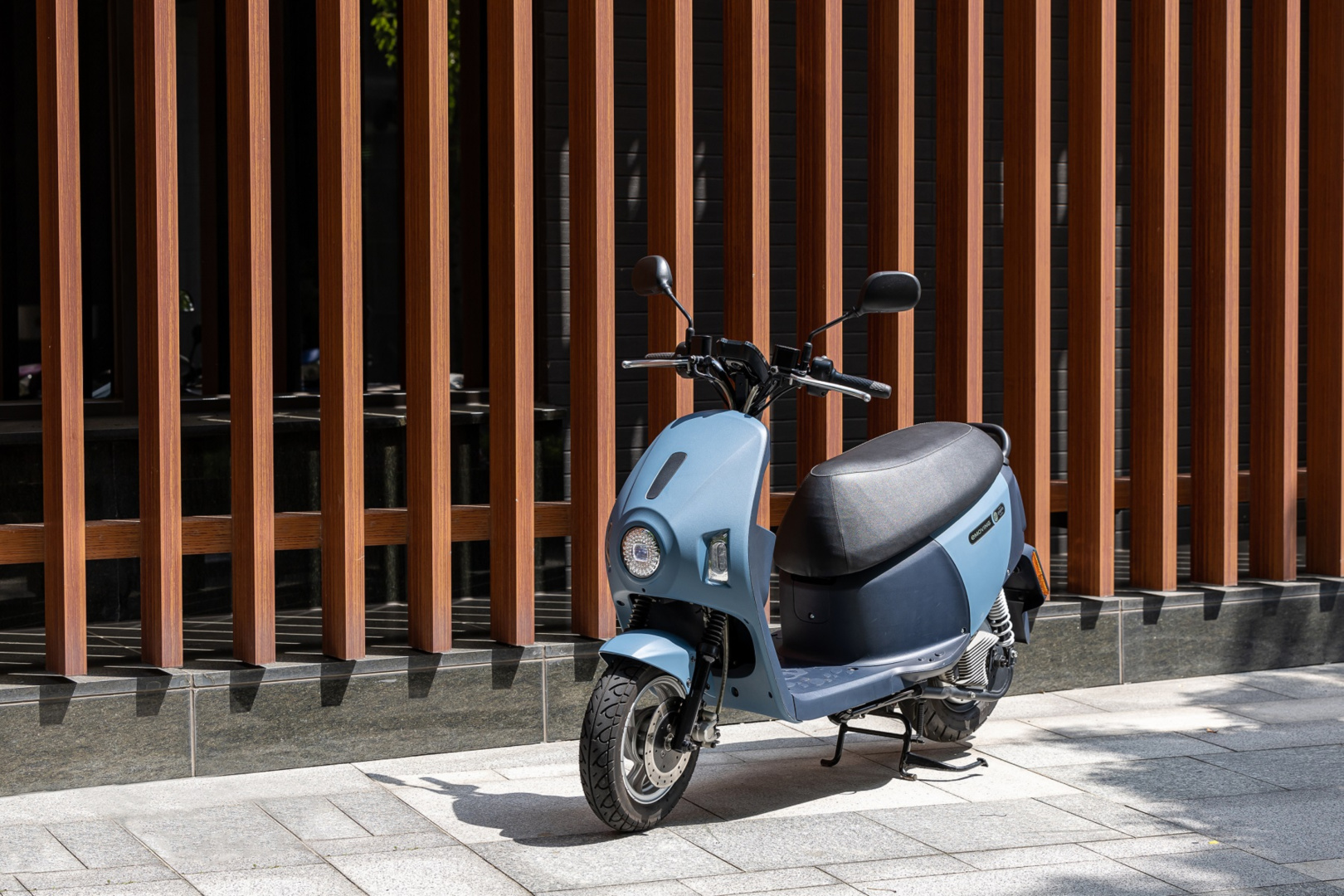 把不簡單 變簡單 eMOVING EZ1 神秘霧藍新色登場 買就送萬元LE CRUSET鑄鐵鍋 - 試車頻道 TCar