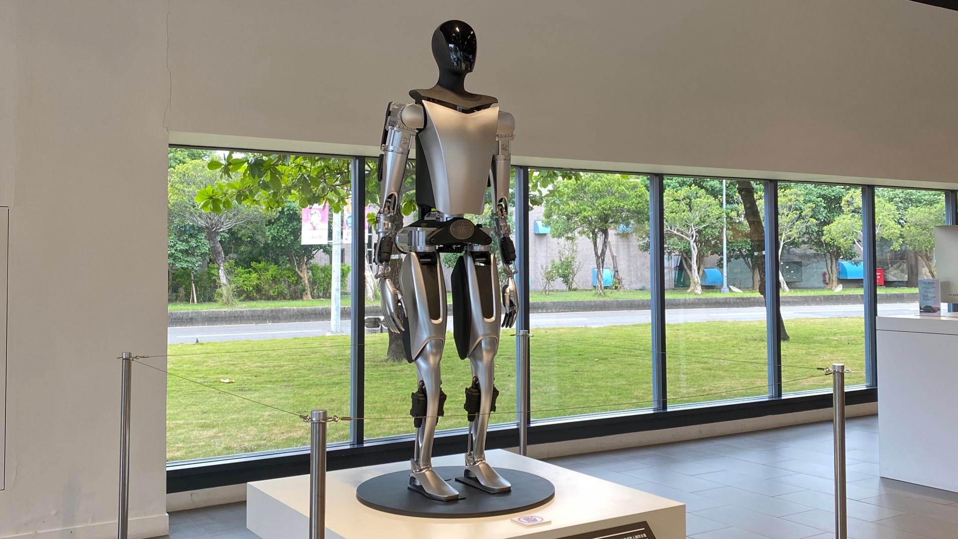Tesla 人工智慧機器人 Tesla Bot 驚喜現身台灣 北中南四地體驗中心開放參觀 - 試車頻道 TCar
