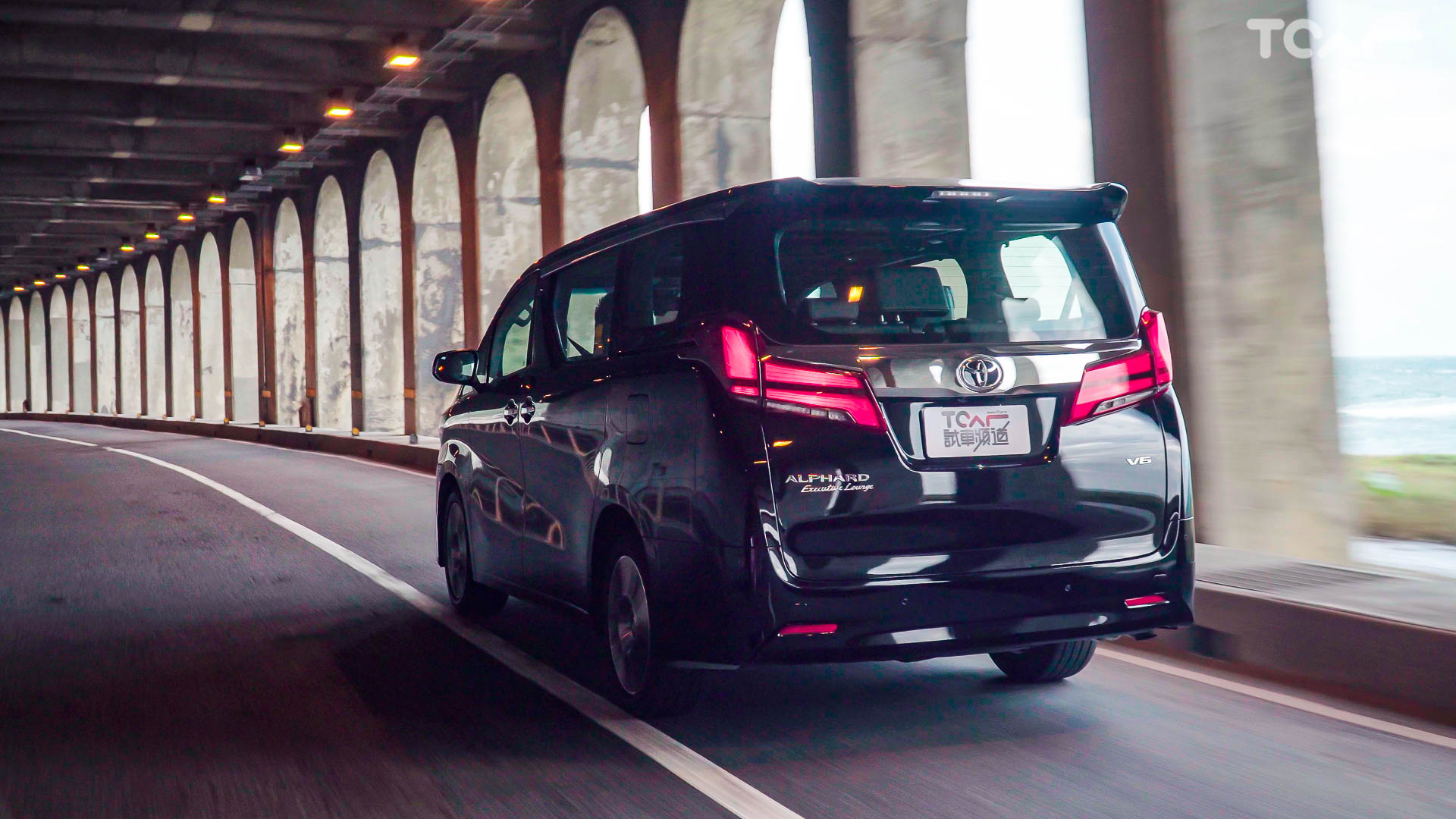 [新車試駕] 就讓我當一回老闆吧！TOYOTA ALPHARD 改款試駕 - 試車頻道 TCar